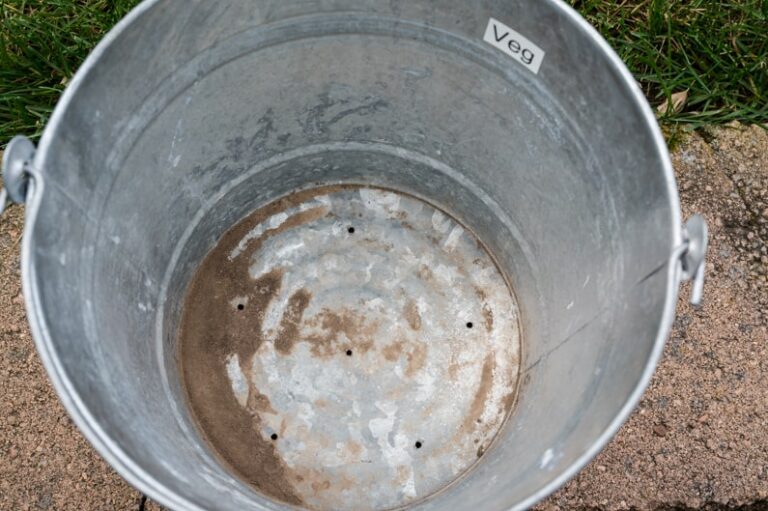 Weeding Bucket DIY: Simple Solution Makes it Easy to Weed